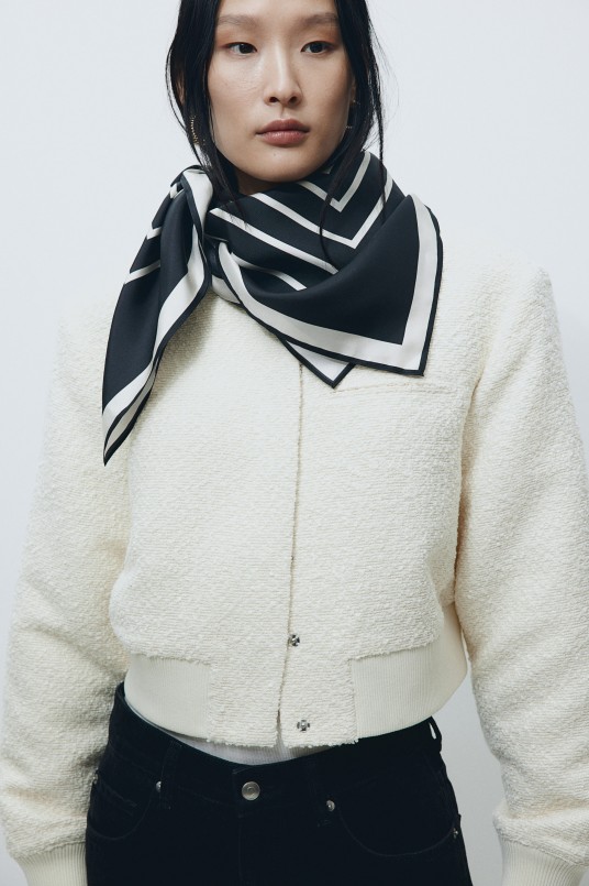 6 Ide Styling Syal untuk Pergi ke Kantor