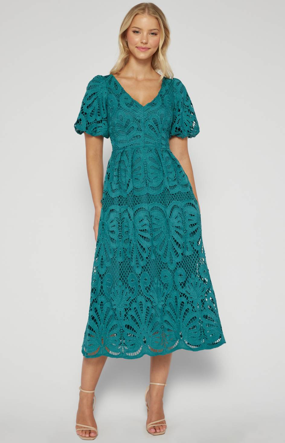 9 Ide Model Dress Brokat yang Elegan dan Mewah