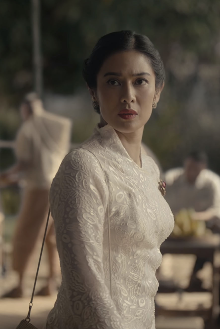 Intip Kebaya Dikenakan Dian Sastrowardoyo Di Gadis Kretek