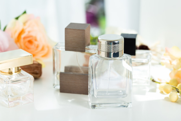 6 Cara Memakai Parfum yang Benar Agar Lebih Tahan Lama