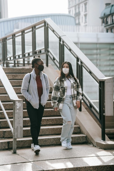 Mudah! Ini 6 Tips Mengubah Outfit Kantor Menjadi Hangout