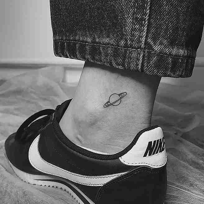 8 Inspirasi Tato Kecil di Tangan yang Super Aesthetic! – KOMBI.ID