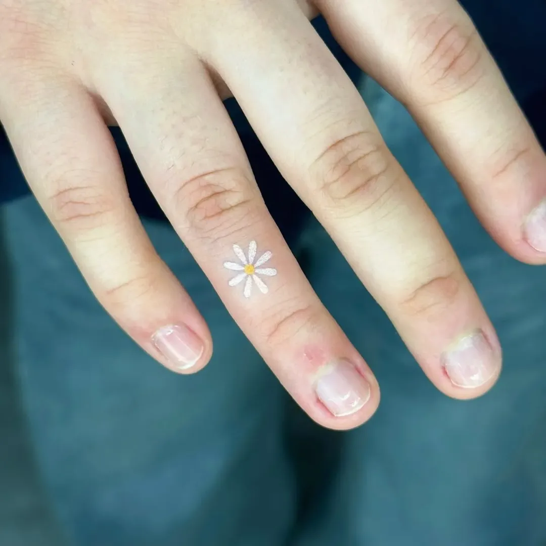 8 Inspirasi Tato Kecil di Tangan yang Super Aesthetic! – KOMBI.ID