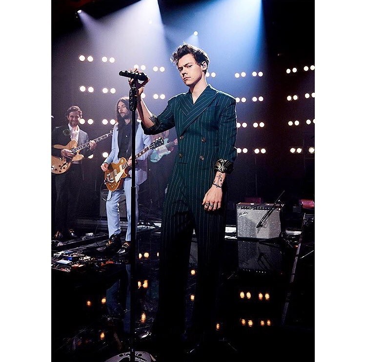 4 Gaya Rock n' Roll Harry Styles 4 Gaya Rock n' Roll Harry Styles