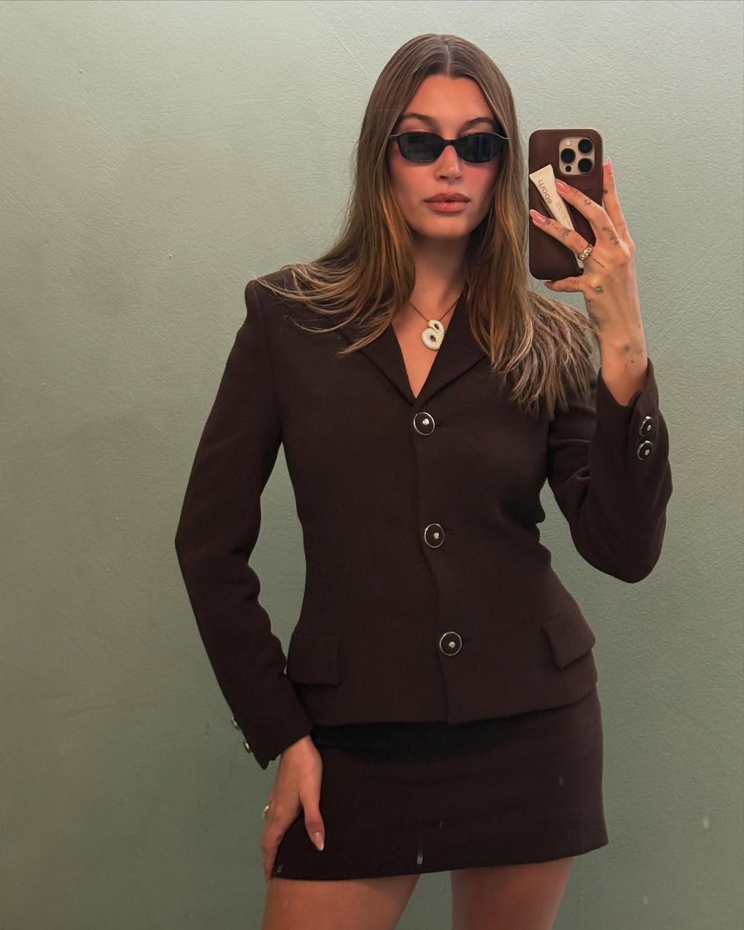 5 Inspirasi Old-Money Style ala Hailey Bieber