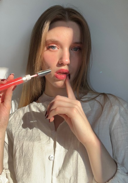 7 Bahan Lip Gloss yang Membuat Bibir Terlihat Sehat