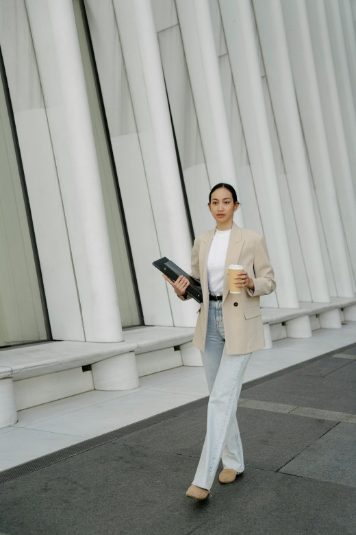 7 Tips Pakai Jeans ke Kantor agar Tetap Terlihat Rapi